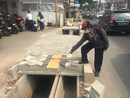 Terkesan Kurang Profesional Pemasangan Uditch dan Paping Blok Jalan ...